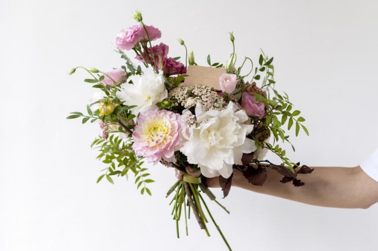 The Best Flower Bouquets for Your Girlfriend: A Complete Buyer’s Guide